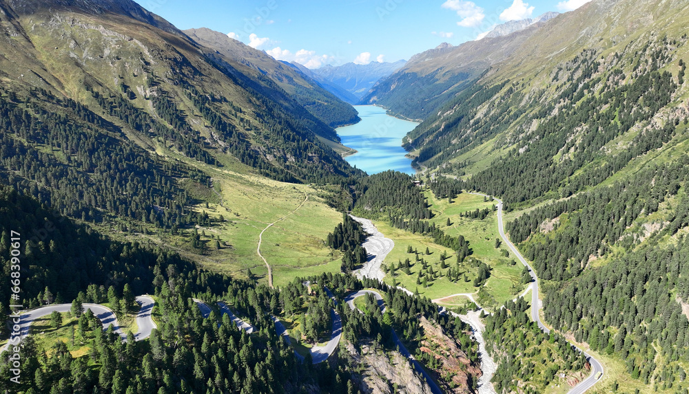 Drohnenfoto von der Kaunertaler Gletscherstraße mit dem Blick auf den ...
