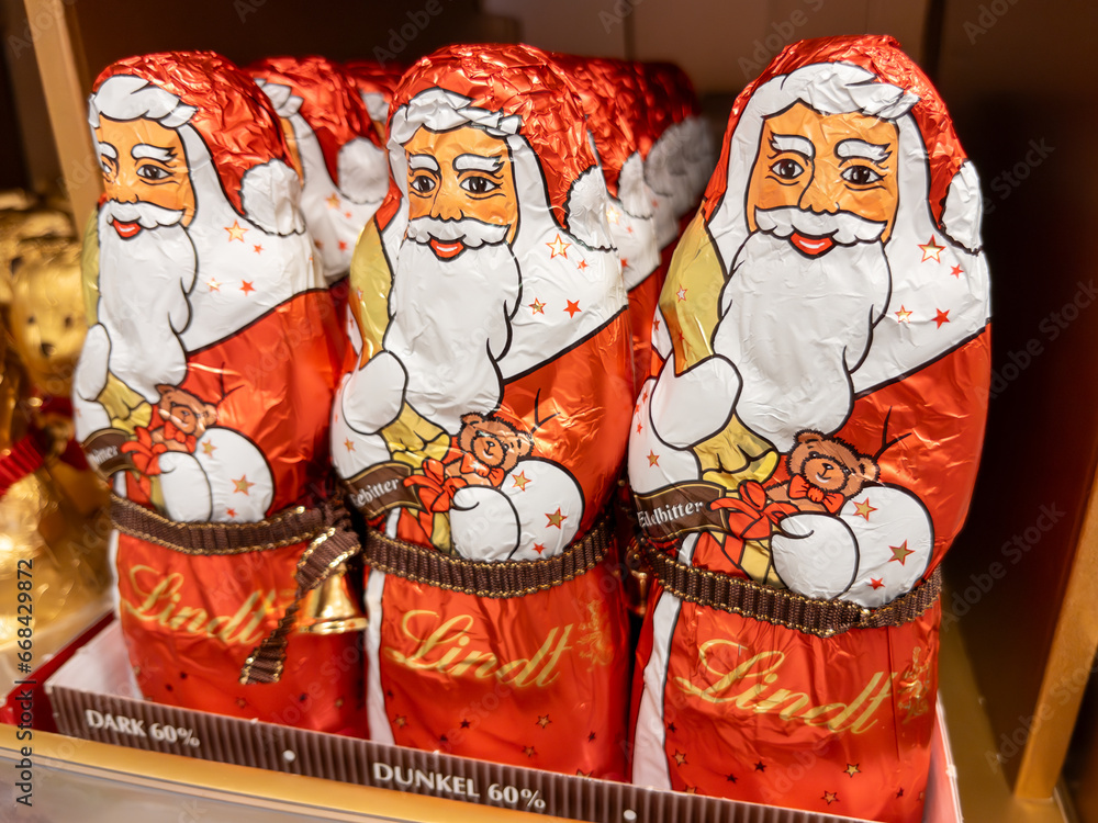Foto de Lindt Dark Chocolate Santa Clauses in a Box at a German ...