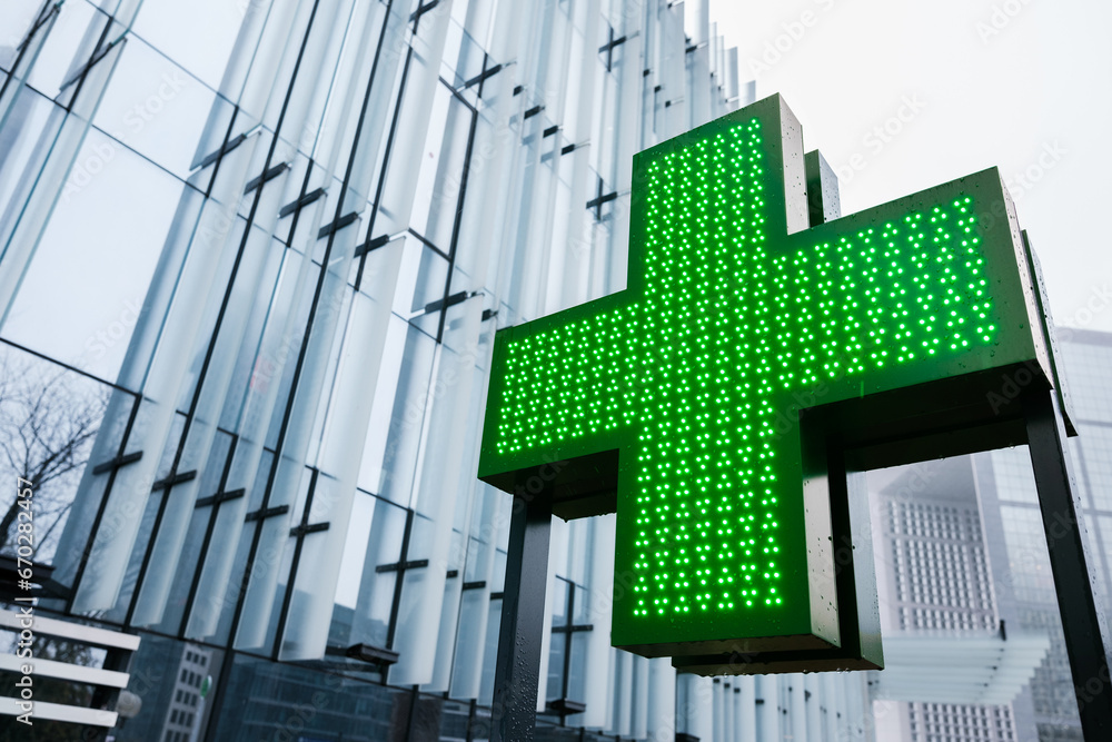 Une croix verte symbole d'une pharmacie Stock Photo | Adobe Stock