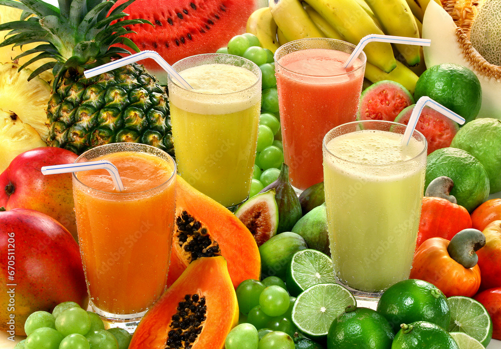 copos de sucos variados acompanhado de frutas frescas - taças de suco ...