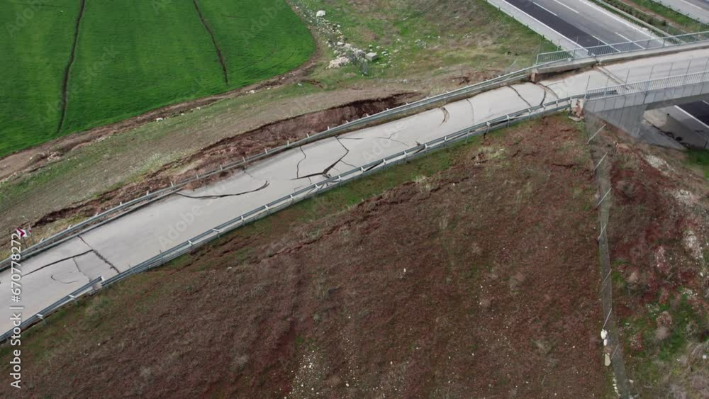Heavy damage in the earthquakes, some roads became completely unusable ...