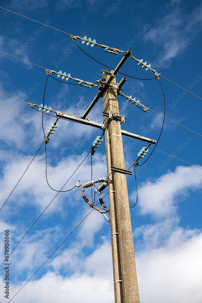 Pylônes électriques Edf en béton de ligne moyenne tension. Ciel nuageux ...