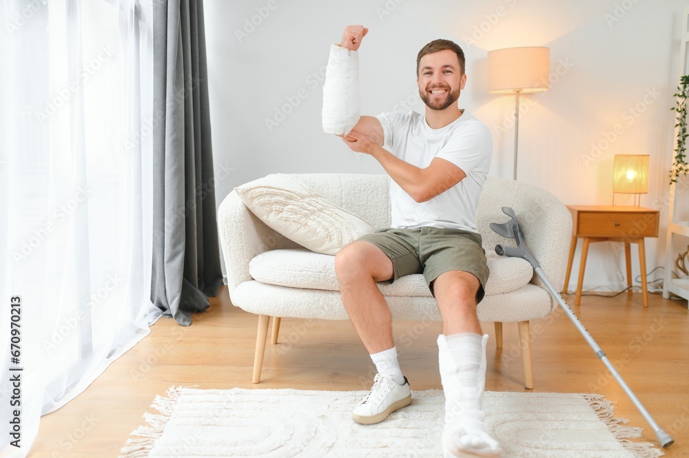 Foto de Happy man recovery from accident fracture broken bone injury ...