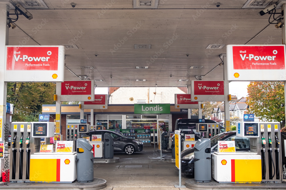 LONDON: Shell service station logo. British multinational oil and gas ...