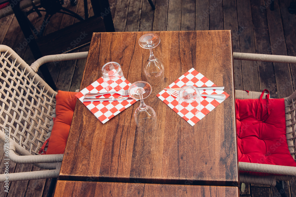 table de restaurant. Table de brasserie dressée pour un repas à deux ...