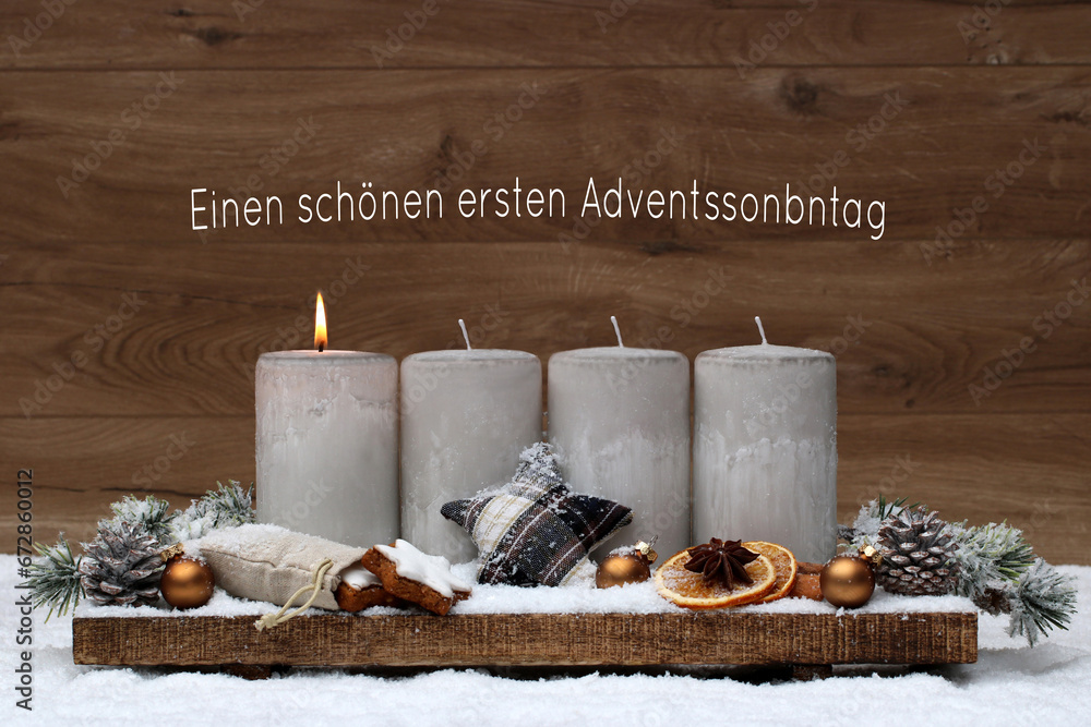 Erster Advent: Adventsdekoration mit einer brennenden Kerze vor einem ...