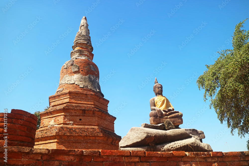 Foto de Historic Buddha Images and Pagoda of Wat Phra Ngam Temple Ruins ...