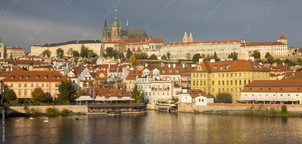 Le château de Prague (en tchèque : Pražský hrad) est le château fort où ...