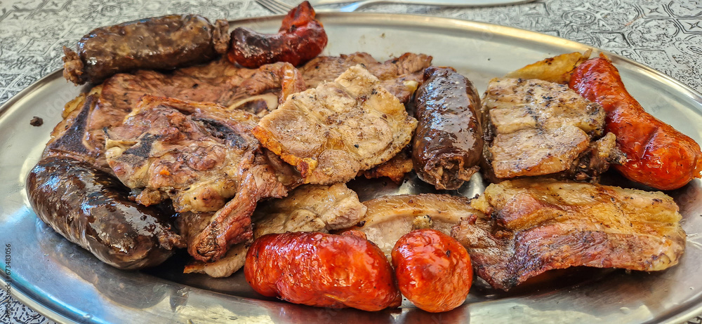 Bandeja de chuletas de carne de cordero a la parrilla, cordero, cerdo ...