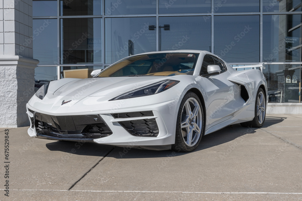 Foto de Chevrolet C8 Corvette display at a dealership. Chevy offers the ...