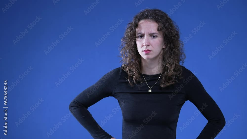 Vidéo Stock Shocked woman reacting with perplexity on blue background ...