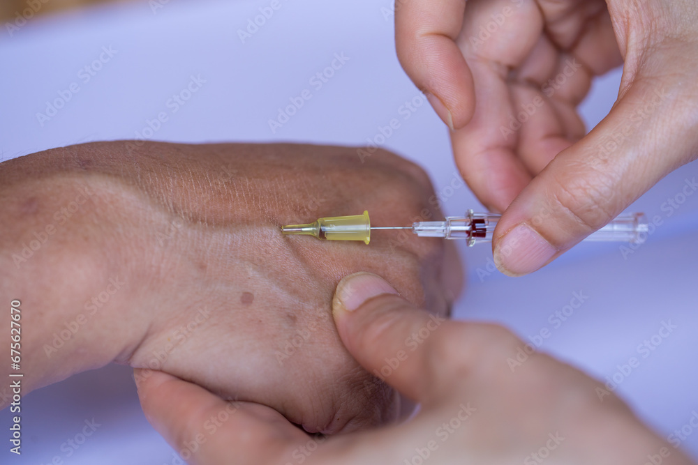 Inject the medicine into your hand using a saline line. Giving medicine ...