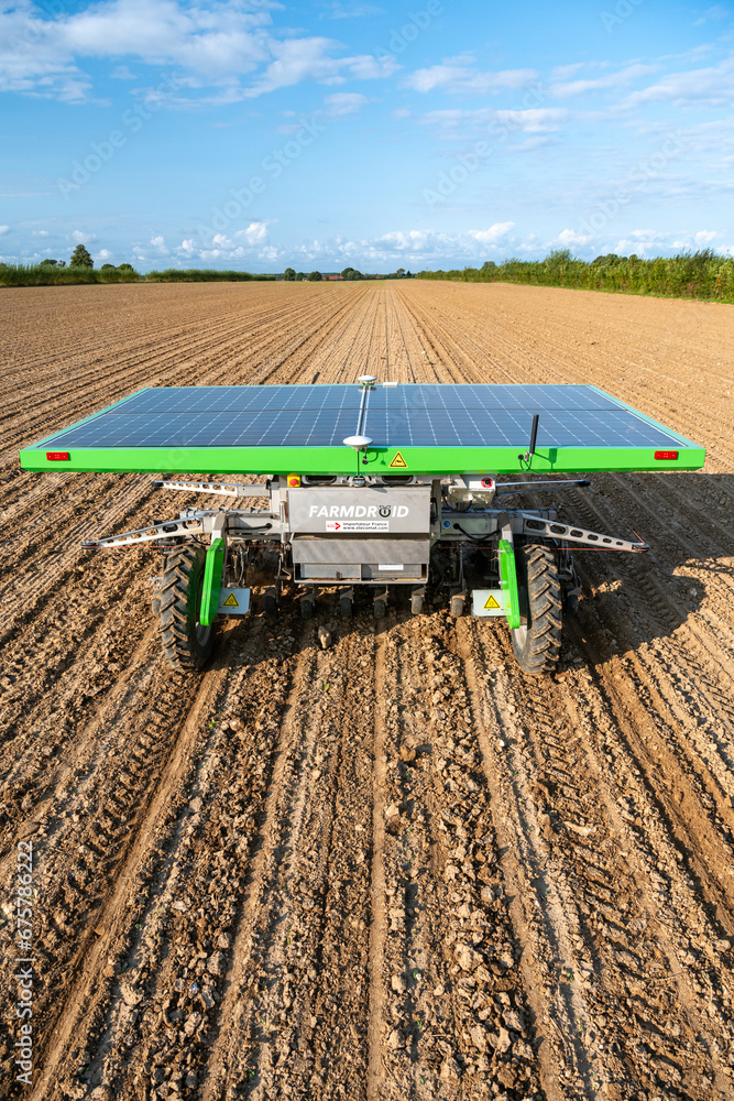 Robot autonome de semis et de désherbage mécanique FarmDroid alimenté ...