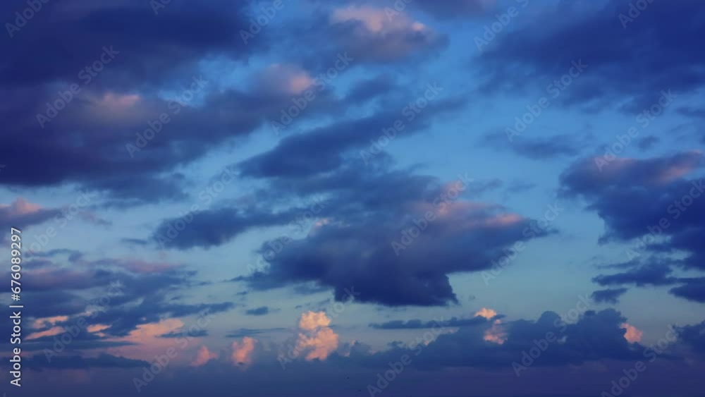Vidéo Stock In the time-lapse of the evening sky, a captivating cloudscape forms as high clouds ...