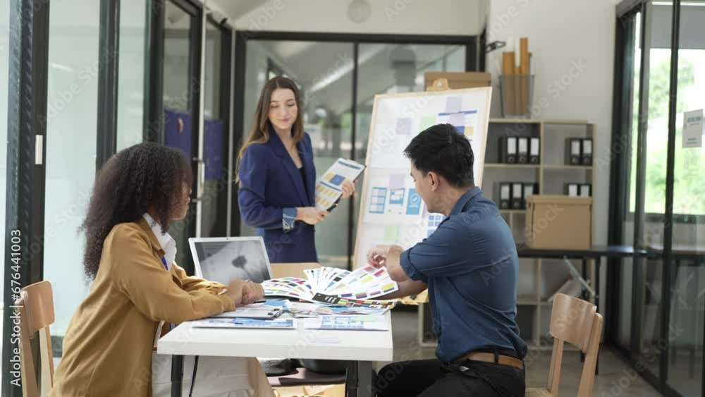 Vidéo Stock ux developers and ui designers brainstorm prototype layouts ...