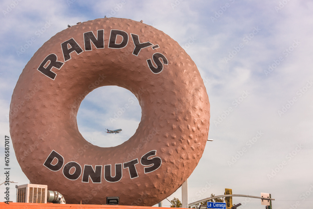 Inglewood (Los Angeles) California: Randy's Donuts with a giant ...