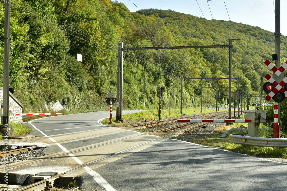 Passage à niveau au croisement de la route avec la ligne de chemin de ...