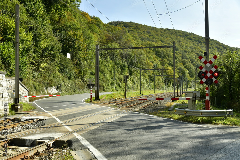 Passage à niveau au croisement de la route avec la ligne de chemin de ...