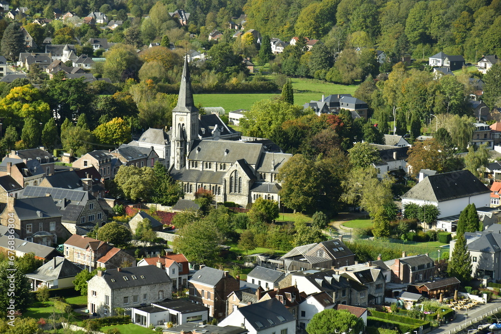 L'église Saint-Rémi au village pittoresque de Profondeville vue depuis ...