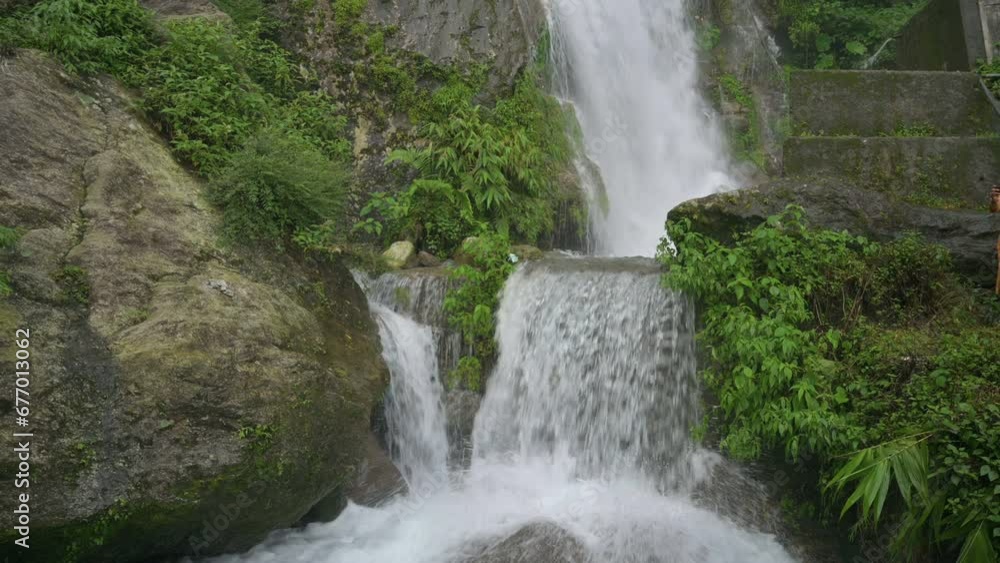 Stockvideo Beautiful Paglajhora waterfall on Kurseong, Himalayan ...