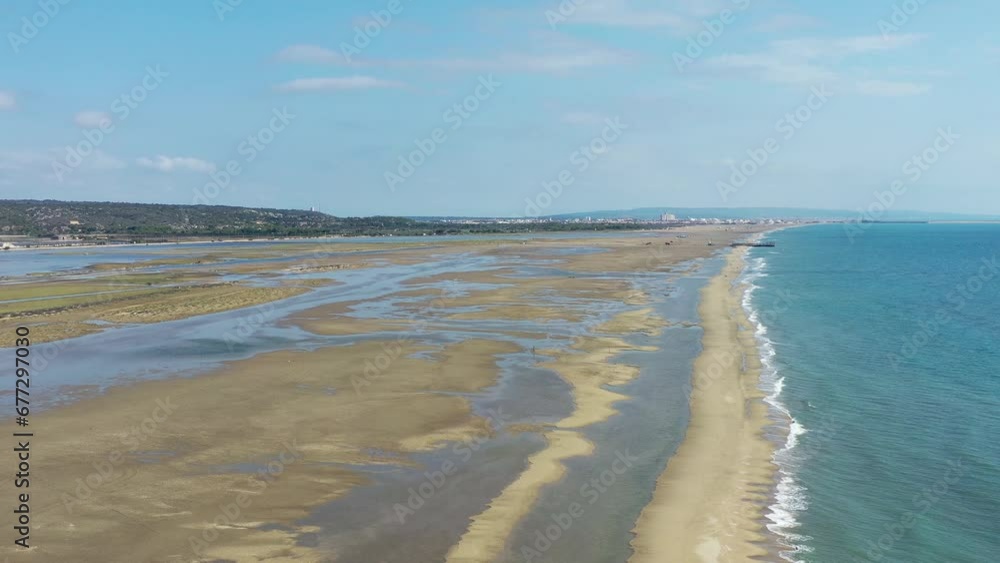 Vidéo Stock survol des étangs, plage et saline de La Palme, Leucate et ...