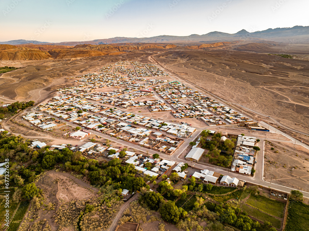 Vista aérea da cidade San Pedro de Atacama pela manhã com o deserto do ...