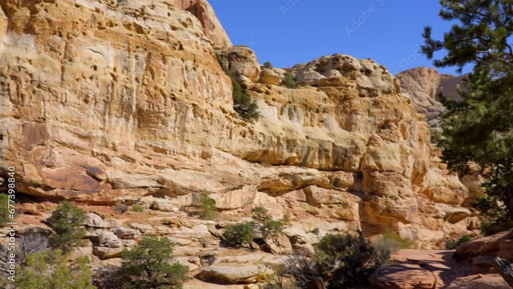 Vidéo Stock Establishing shot of mountain trail with red rocks ...