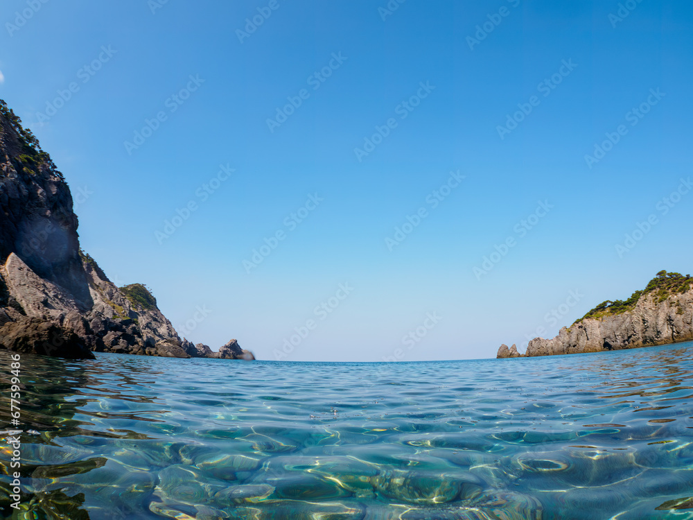 美しい式根島の神引浦の海と100mの断崖絶壁。 東京都伊豆諸島式根島中の浦海水浴場、神引浦にて。 2023年11月1日〜5日撮影。 水中写真 ...