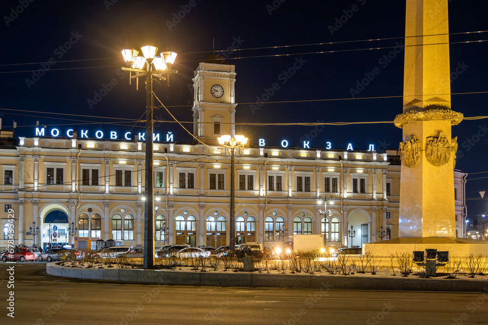 View of the Moskovsky railway station building, Vosstaniya Square, St ...