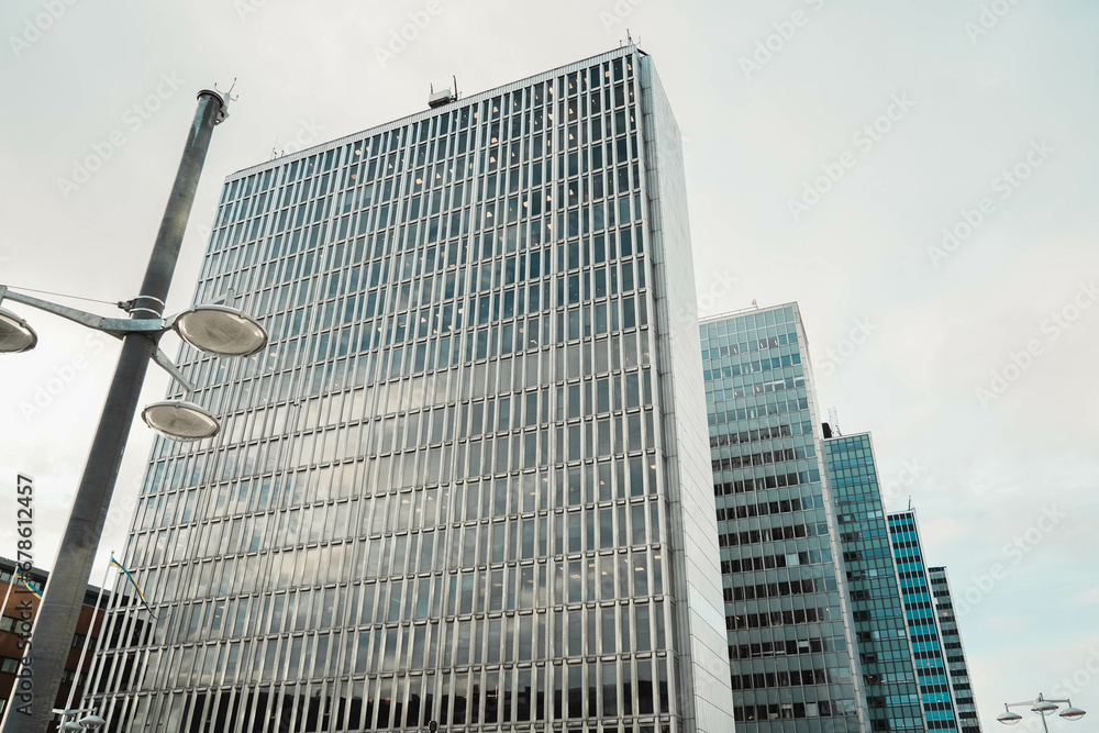 Foto de Stockholm, Sweden - 10 10 2022: Big skyscrapers seen from below ...