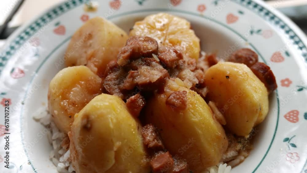 Vidéo Stock Person observing a hot food plate by the window: fried ...