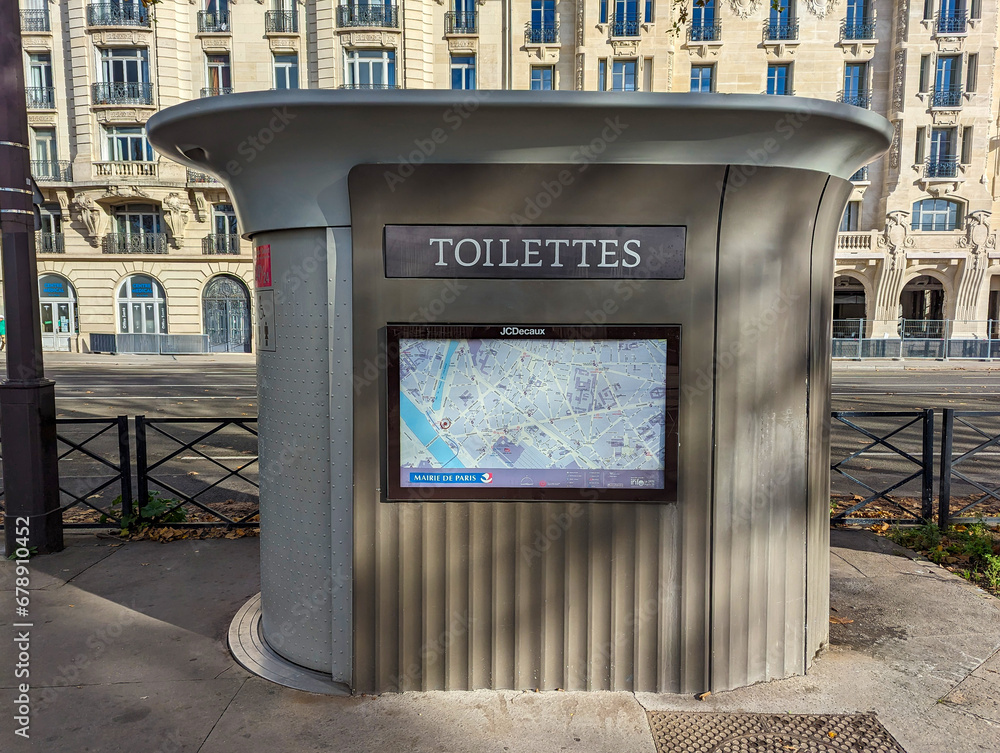 Paris, France - 15 novembre 2023: Vue extérieure d'une sanisette ...