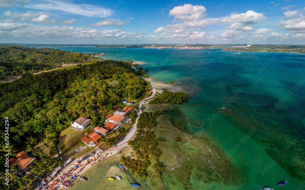 Imagem aérea da praia das Neves em Ilha de Maré, localizada no ...