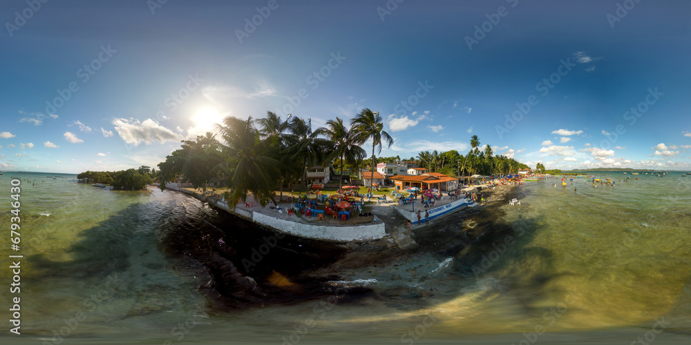 Imagem aérea em 360 graus da praia das Neves e da em Ilha de Maré ...