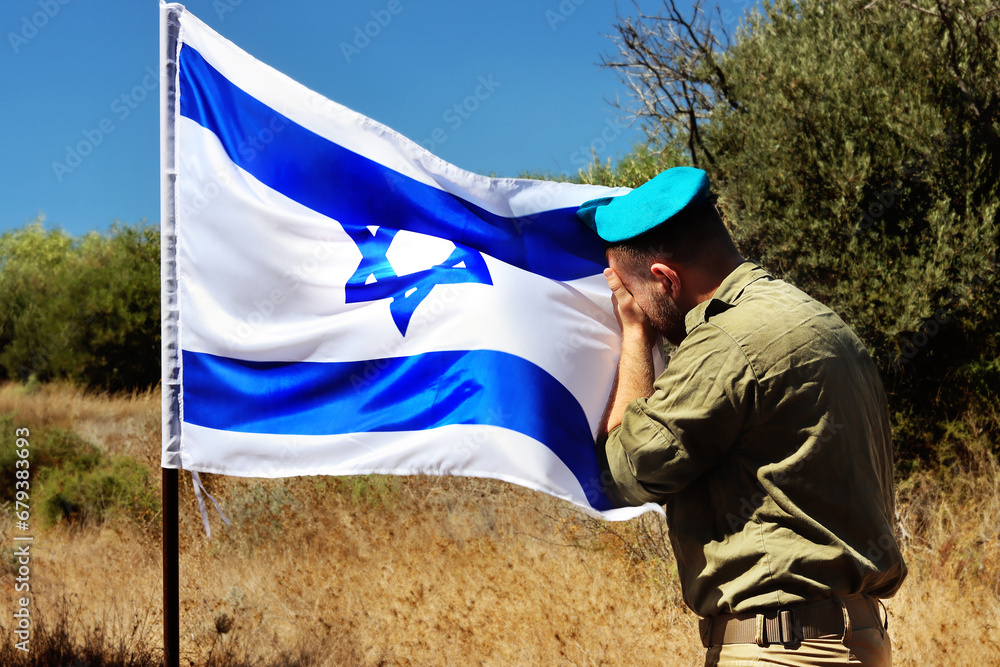 Israel, kibbutz in the south of the country: An Israeli soldier cries ...