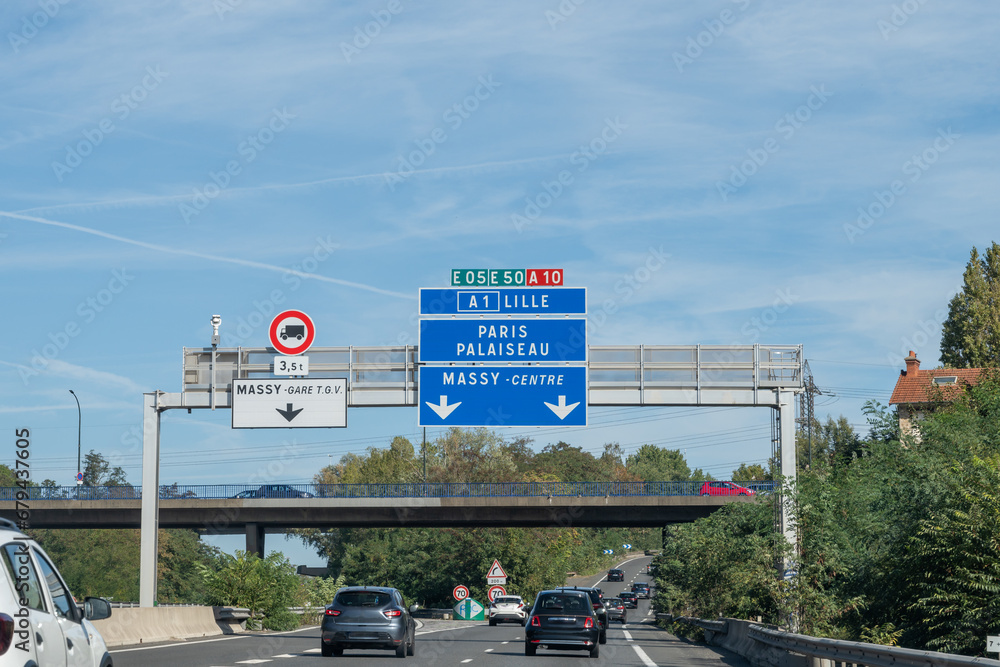 Highway road signs Paris, driving in heavy traffic on ring road of ...