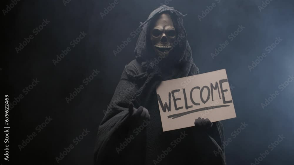 Vidéo Stock Grim reaper holding a Welcome sign and luring people to him ...