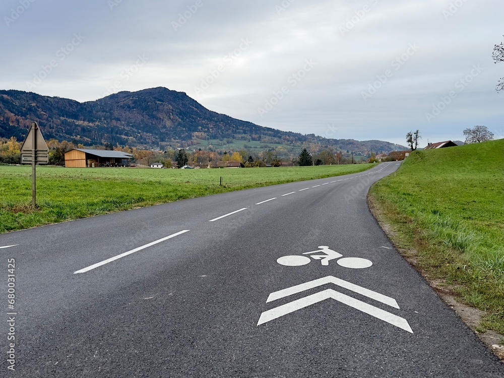 Piste cyclable sur une route départementale. Stock Photo | Adobe Stock
