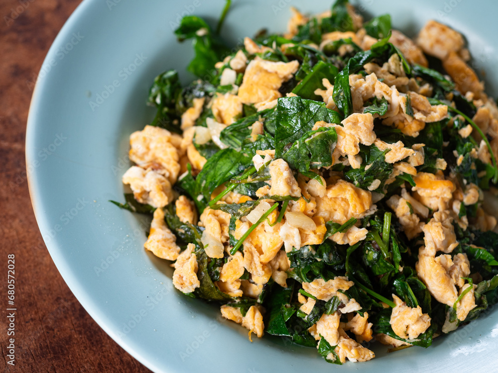 Bai Liang Pad Kai, stir fried Malindjo or Baegu leaves with egg ...