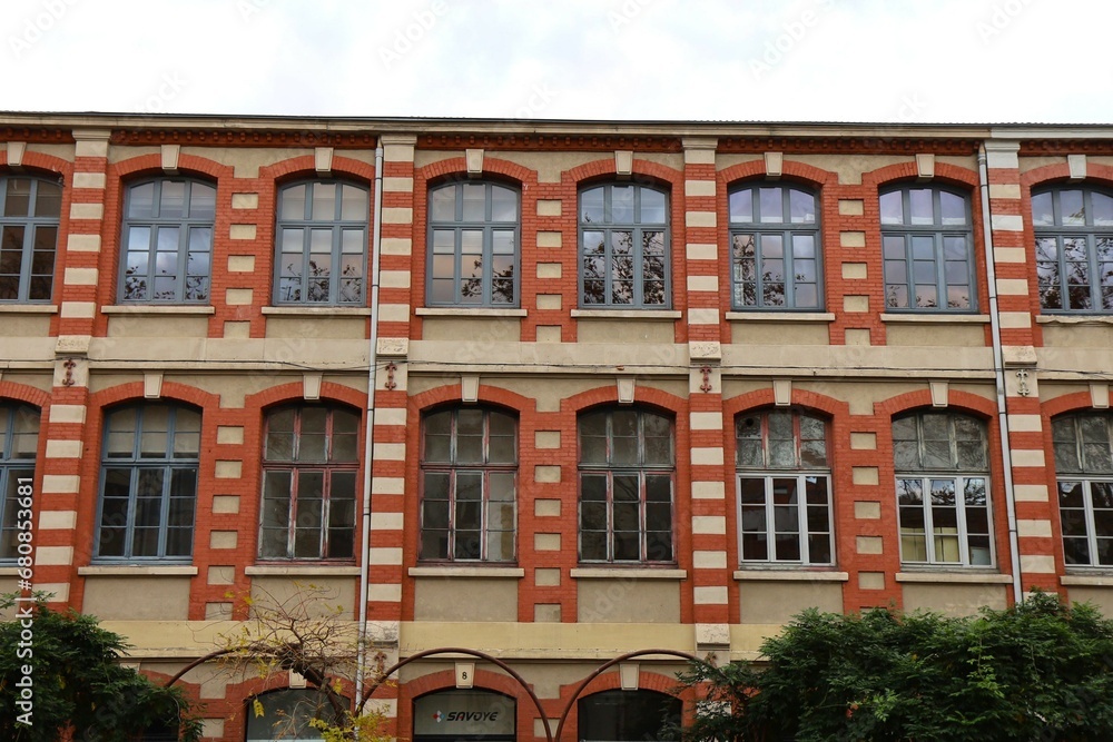 Ancienne usine, ancien bâtiment industriel, vue de l'extérieur, ville ...