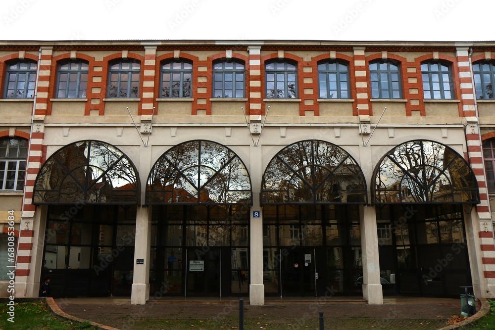 Ancienne usine, ancien bâtiment industriel, vue de l'extérieur, ville ...