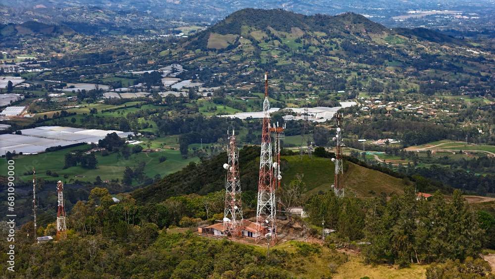 Imagen aérea donde se observan las antenas repetidoras de televisión ...