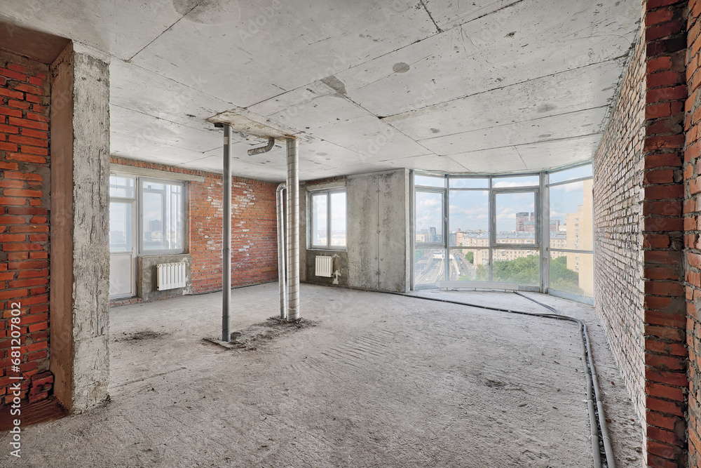 Empty living room without renovation, no repair in a new apartment ...