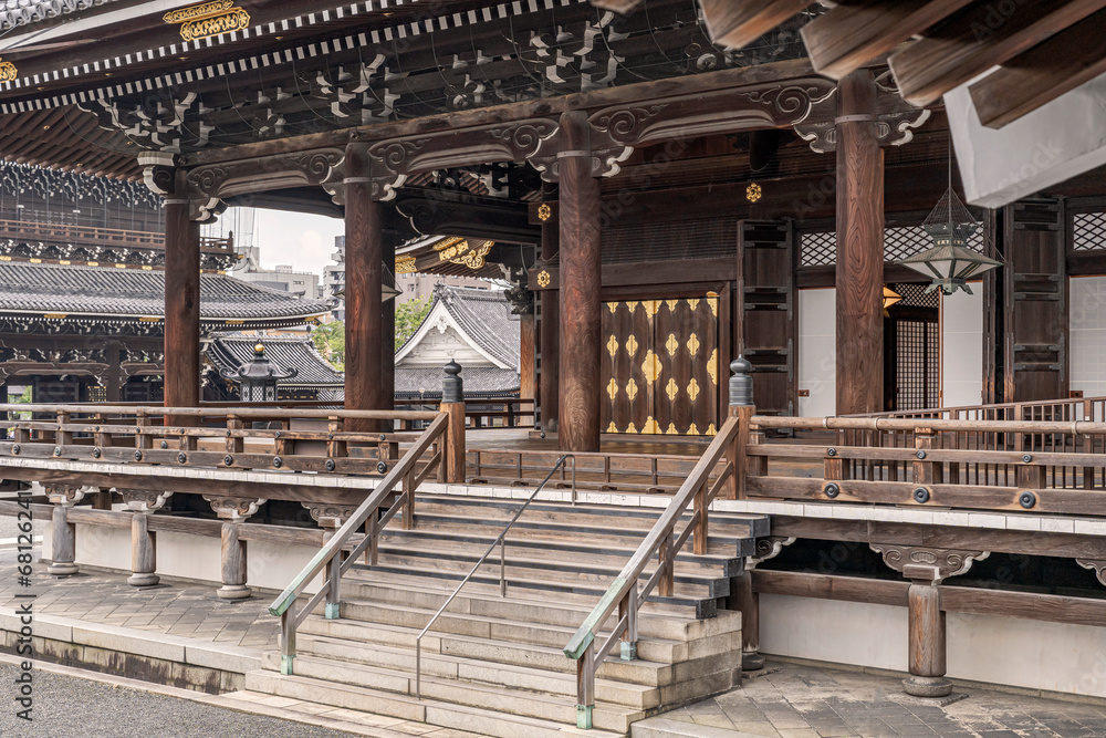 Stairway to the entrance of the great Higashi Honganji temple in Kyoto ...