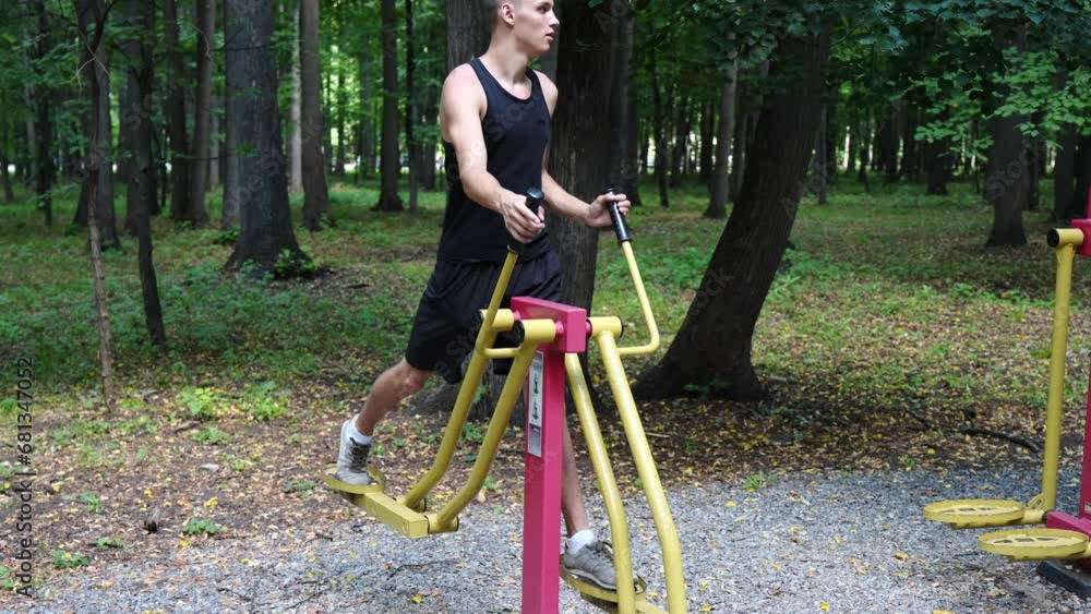 Vidéo Stock Fitness on outdoor machines stimulates active movement ...