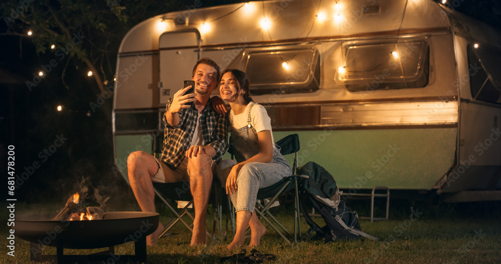 Foto de Loving Partners Using a Smartphone to Take Selfie Photos of ...