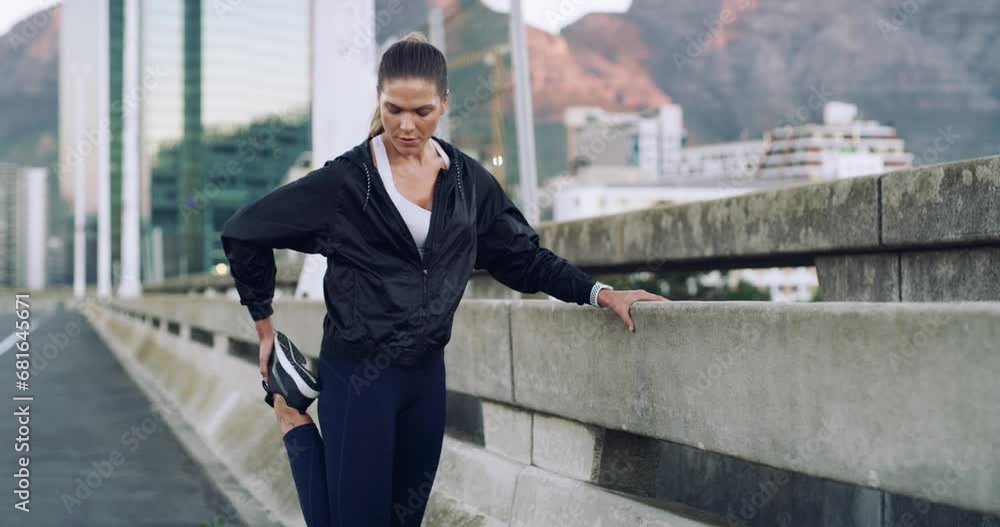 Vidéo Stock Runner woman, stretching legs and city with warm up, ready ...