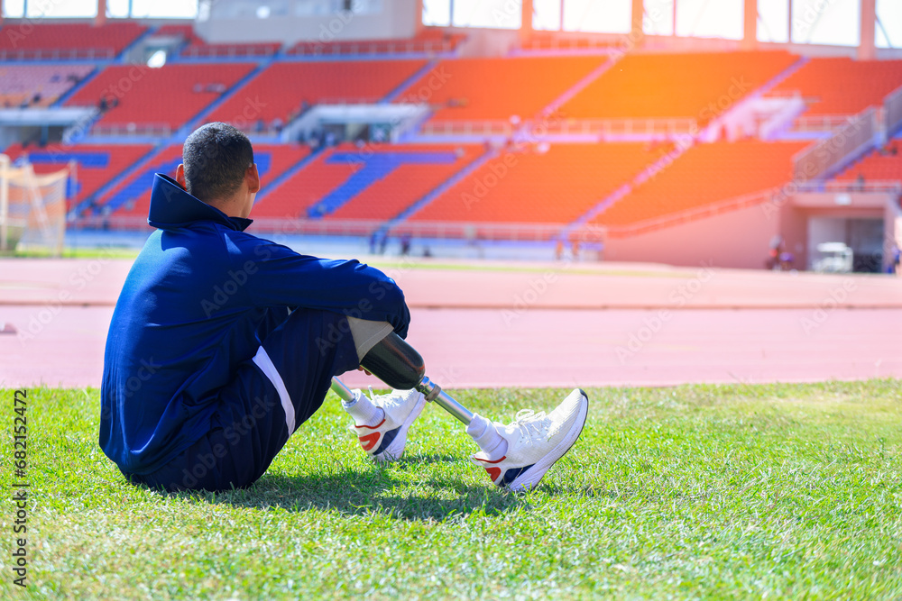 Foto de Asian para-athlete with prosthetic blades leg in stadium practicing workout for ...