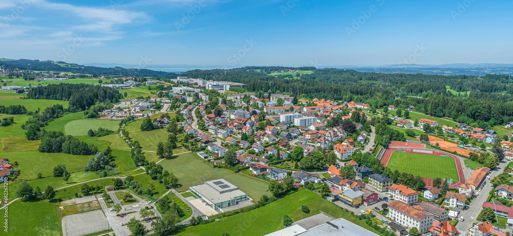 Lindenberg im Allgäu im Luftbild, Blick über das Tal des Mühlbachs zum ...