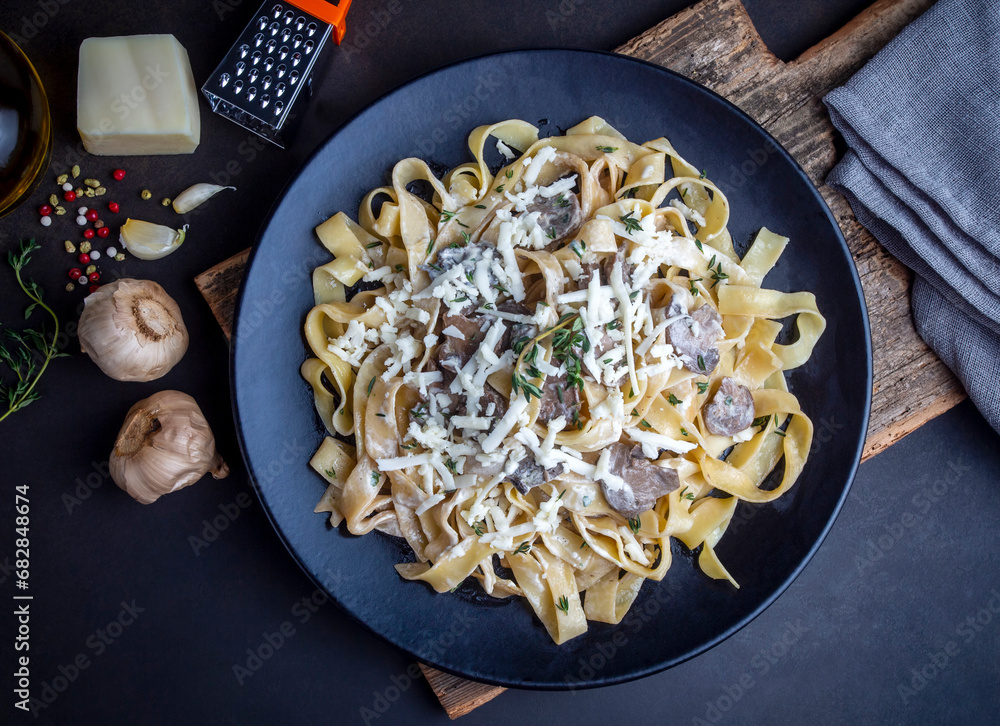 Homemade Italian fettuccine pasta (Fettuccine al Funghi Porcini) with ...